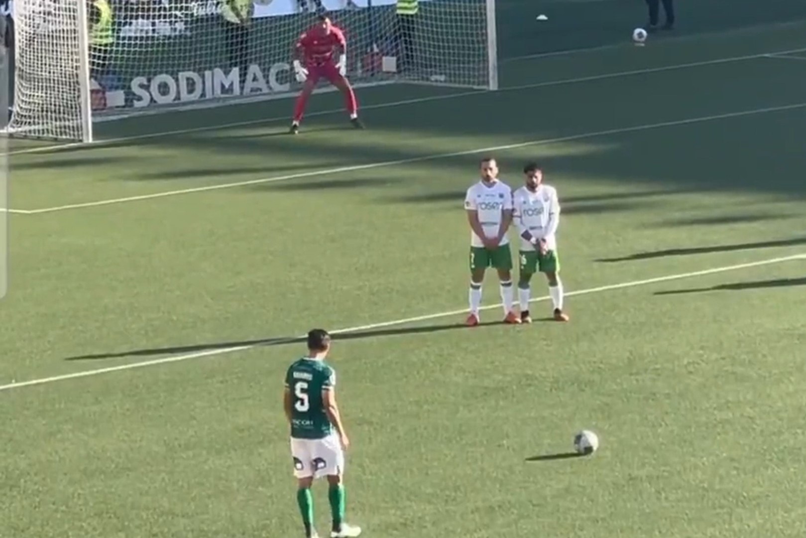 Golazo en el futbol chileno al estilo del tiro libre de Declan Rice ...