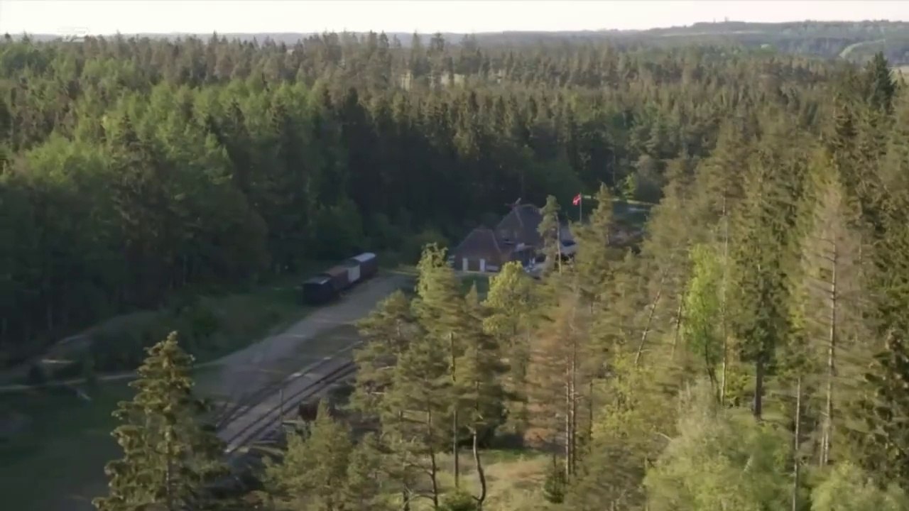 Vrads Station - Signe Lindkvist og Jacob Riising får lagkage med kaffe ...
