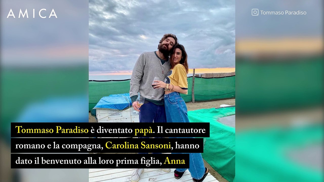 Tommaso Paradiso è papà: la foto con la piccola Anna e l'annuncio di Carolina Sansoni - Video ...
