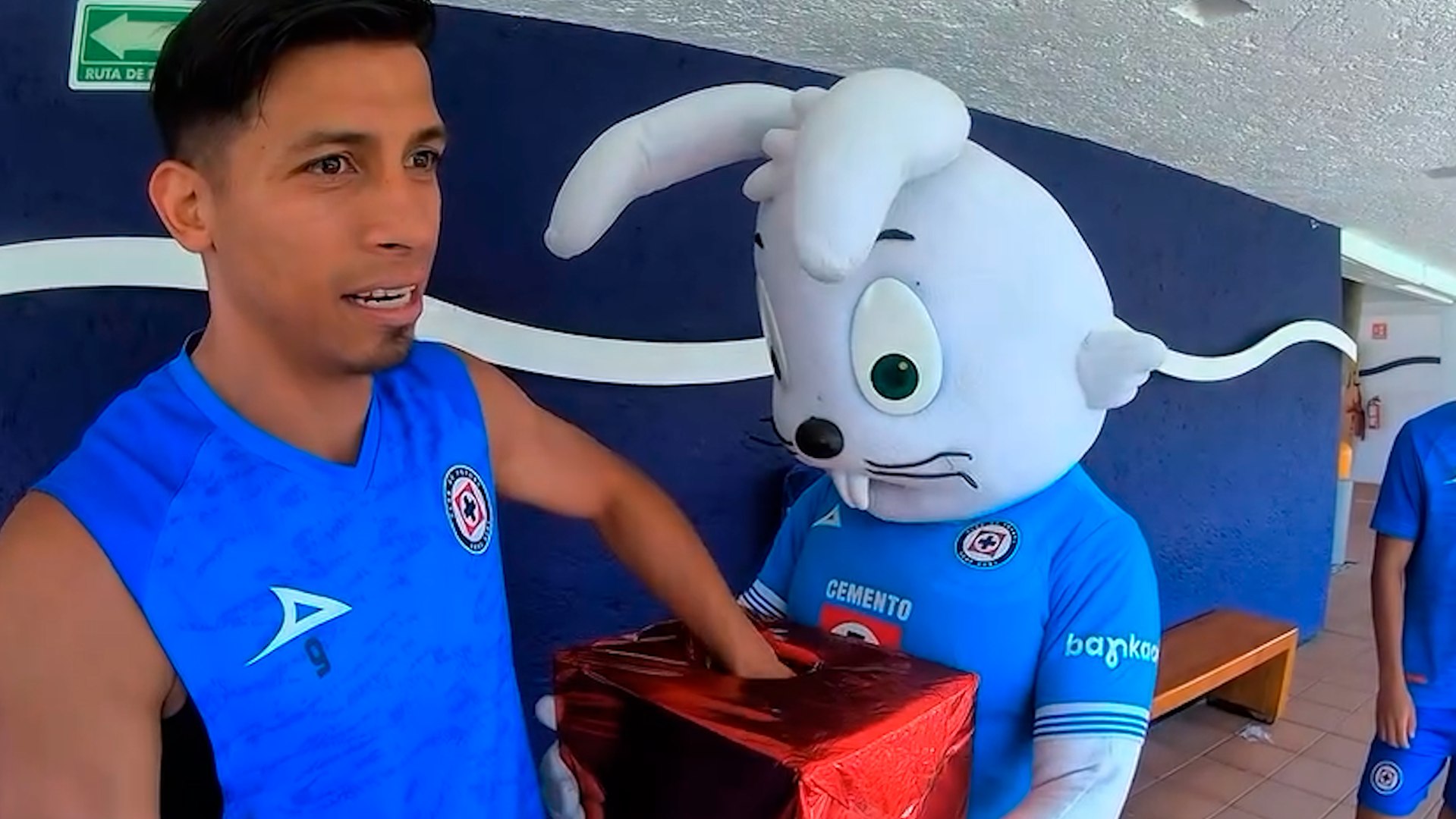 Cruz Azul: Blu sorprende a los jugadores con regalos por el día del ...