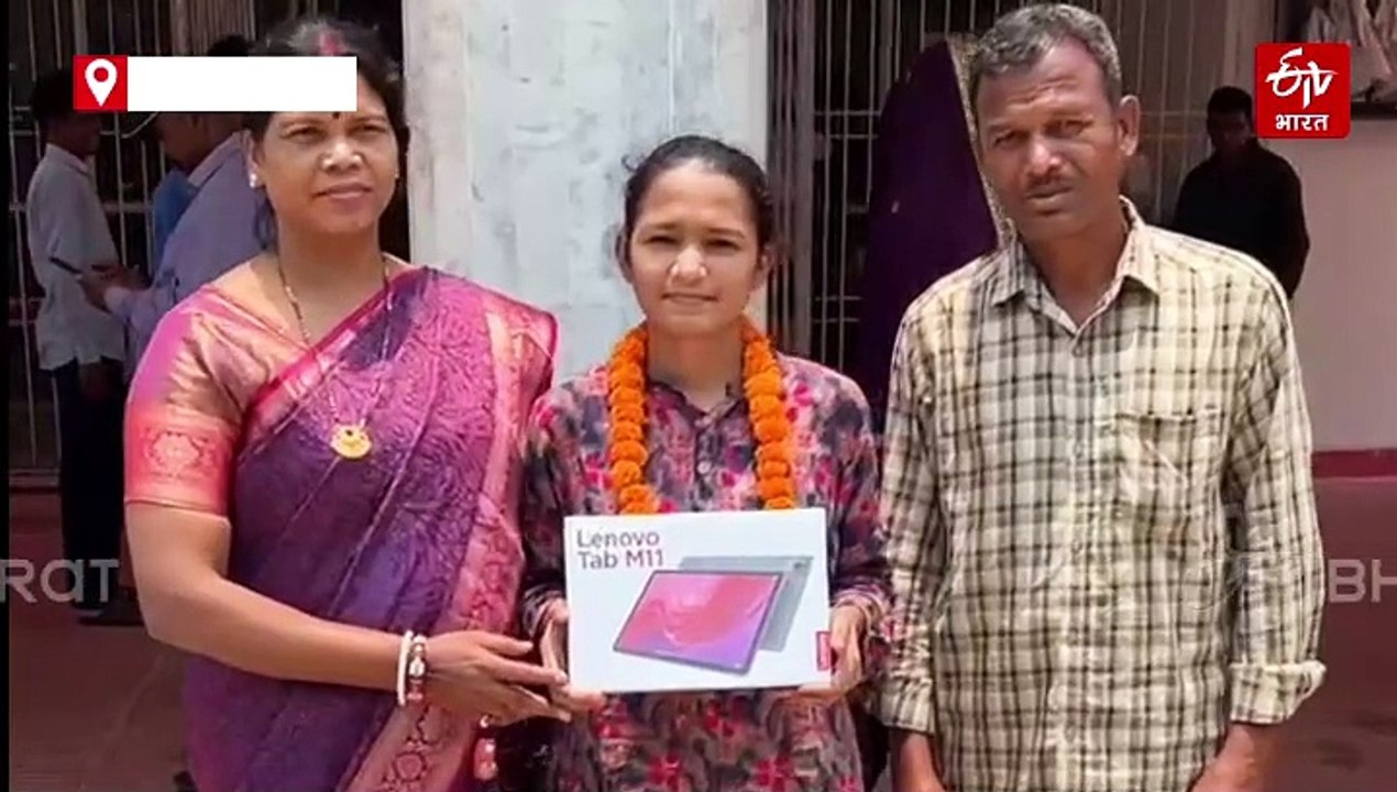 बेस्ट स्टूडेंट्स को कलेक्टर ने दिया लैपटॉप और टैबलेट, छात्रों ने कहा ...