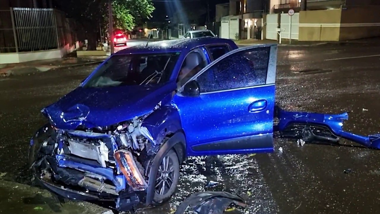 Civic e Kwid ficam destruídos após forte colisão na Rua Machado de ...