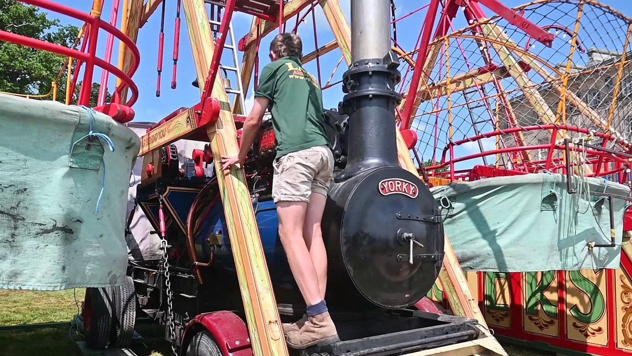 Vintage fairground featuring some of the world's oldest rides arrives ...