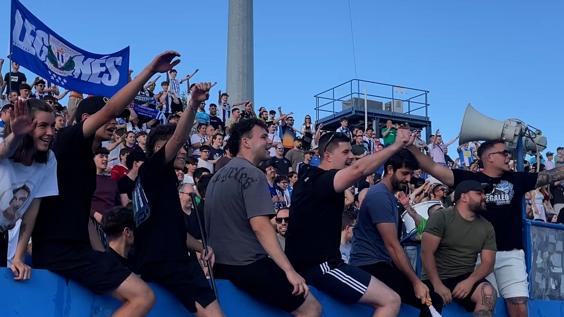 Decenas de aficionados animan al equipo antes del partido decisivo ante ...