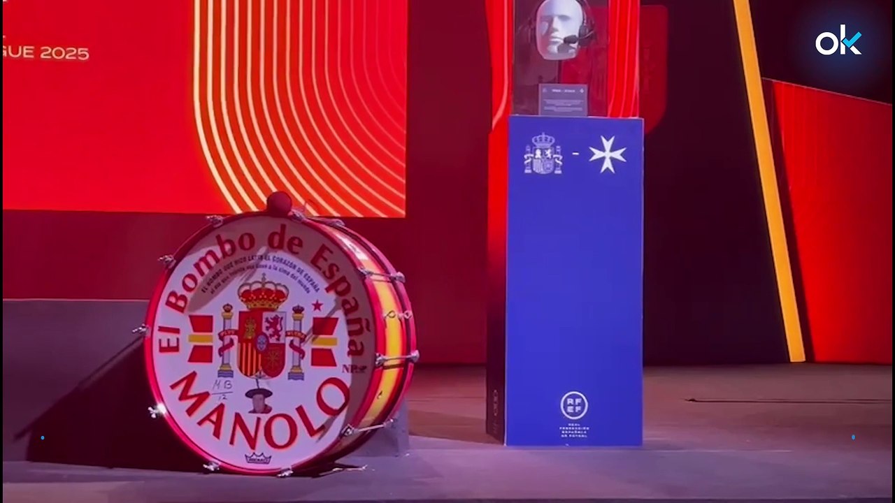 El emotivo homenaje de la Federación a Manolo ‘el del Bombo’ y a José ...