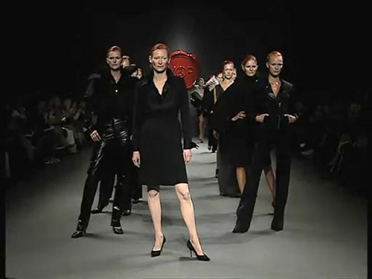 Viktor & Rolf Fall 2003 Fashion Show (Full) - 動画 Dailymotion Viktor & Rolf Fall 2003 Fashion Show (Full) - 動画 Dailymotion