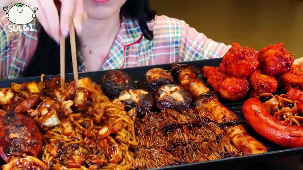 ASMR MUKBANG Fire spicy Black bean Mushrooms, Kielbasa Sausage, Seasoned Chicken, Noodles ...