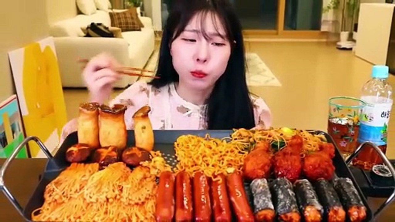ASMR MUKBANG Fire Spicy Mushrooms, Fire Noodles, Seasoned Chicken, Sausages, Seaweed rolls ...