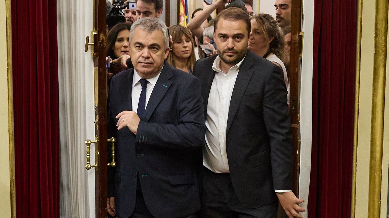 Gritos de "dimisión" a Santos Cerdán a su llegada al pleno del Congreso ...