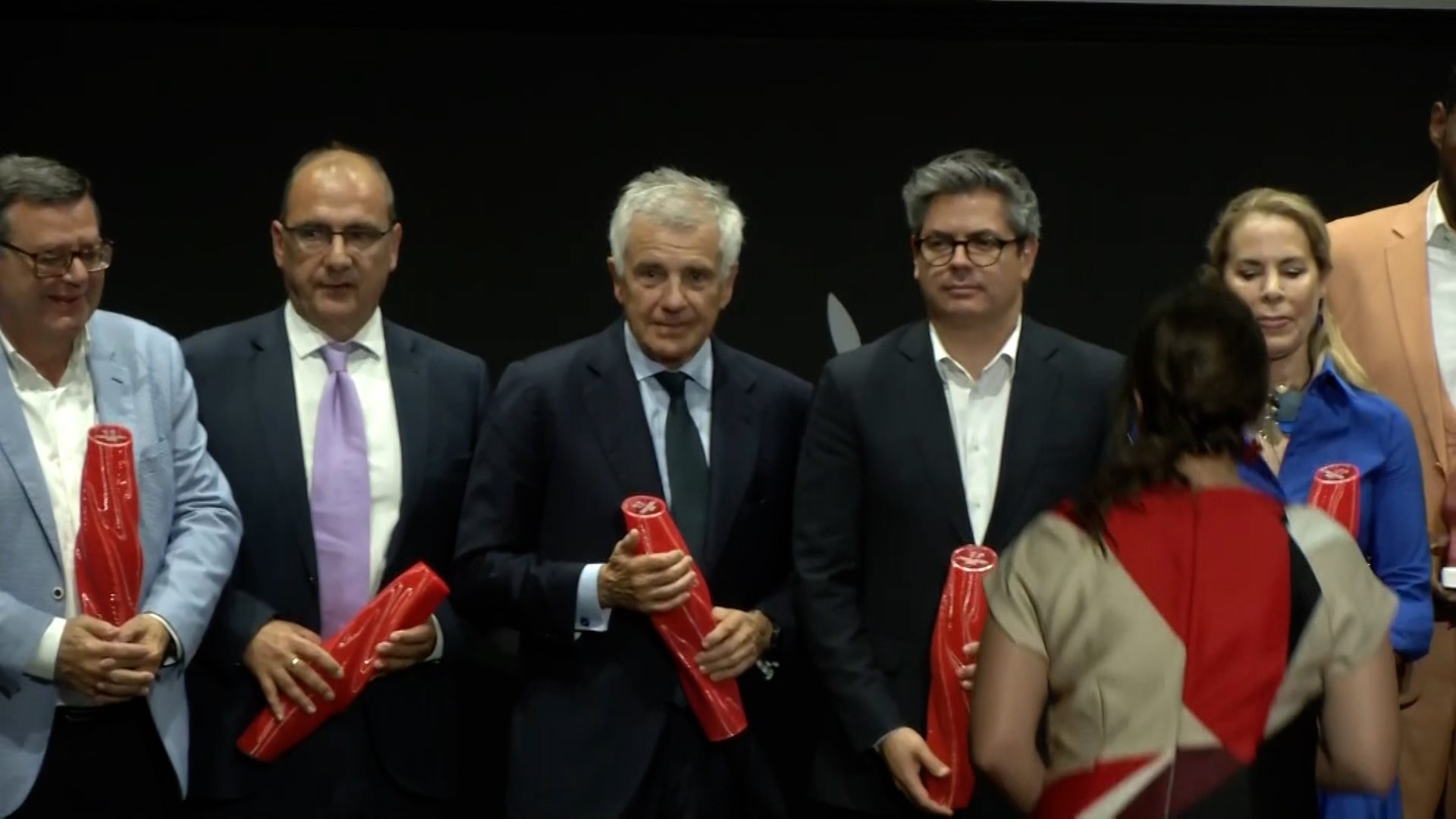 Los riesgos de ser árbitro de hockey hielo: ¡'stickazo' en la cara y a la enfermería! - MarcaTV