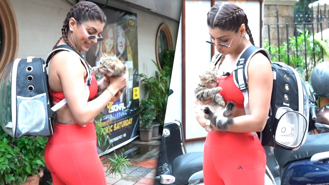 Akanksha Puri's Sizzling Gym Look Raises Heat! Gets Clicked With Her ...