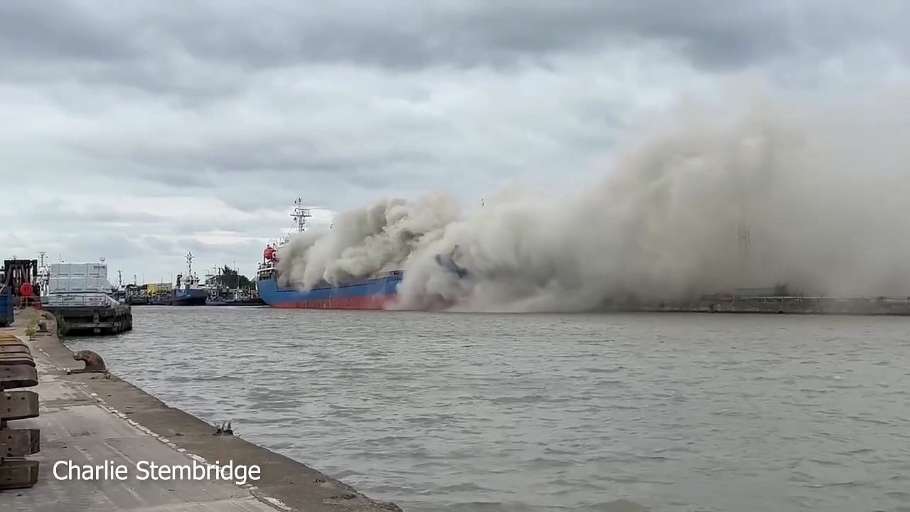 Yorkshire: Ship fire at Albert Dock in Hull - video Dailymotion
