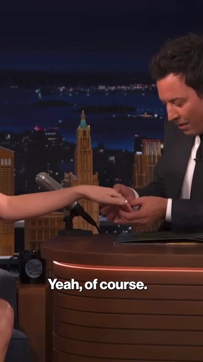Taylor Swift shows off engagement ring with massive diamond - video ...
