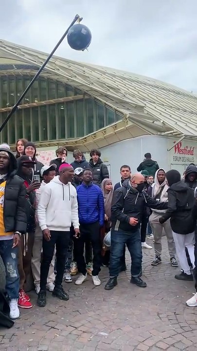 Cristiano's 2.70 m challenge ⚽️😳 People's reactions are incredible 🤩 ...