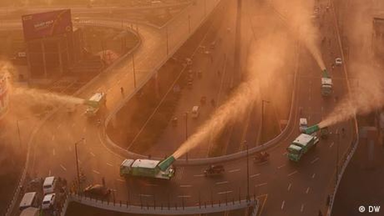 Pakistan: Lahore attempts to tackle smog with mist machines - video ...