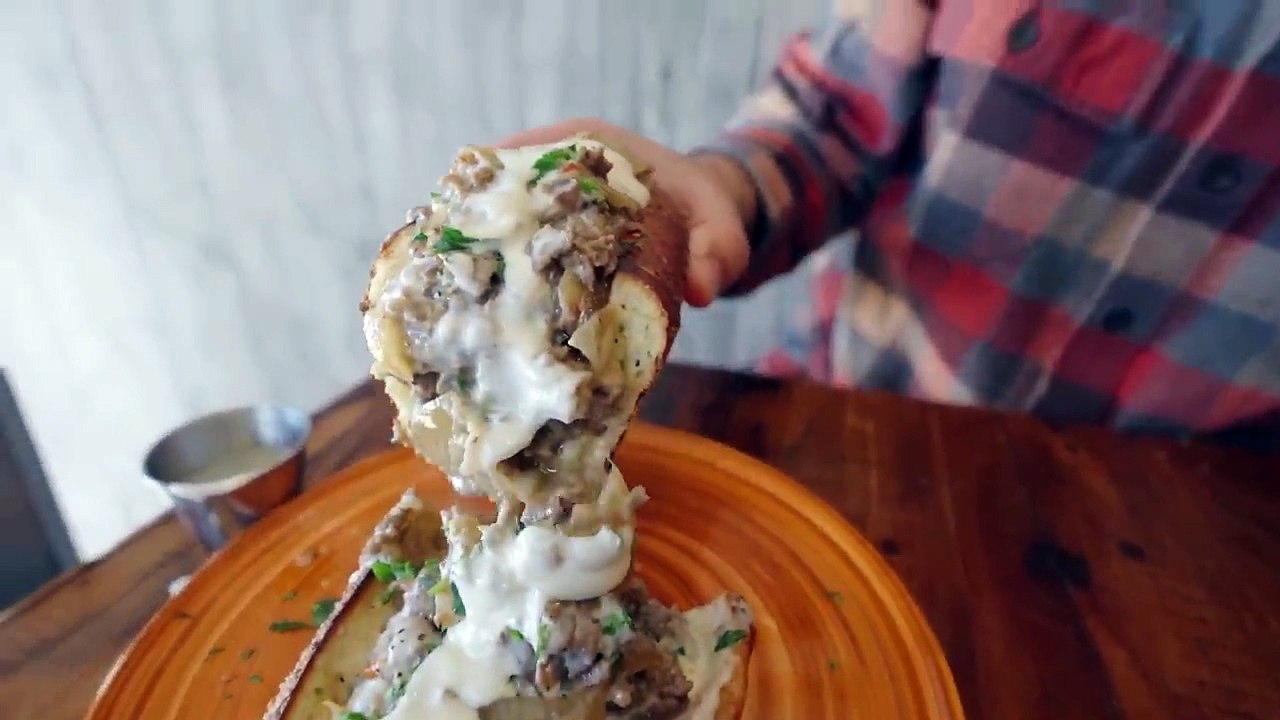 HIDDEN-GEM ITALIAN RESTAURANT in New York! GIANT GARLIC KNOT SLIDERS ...