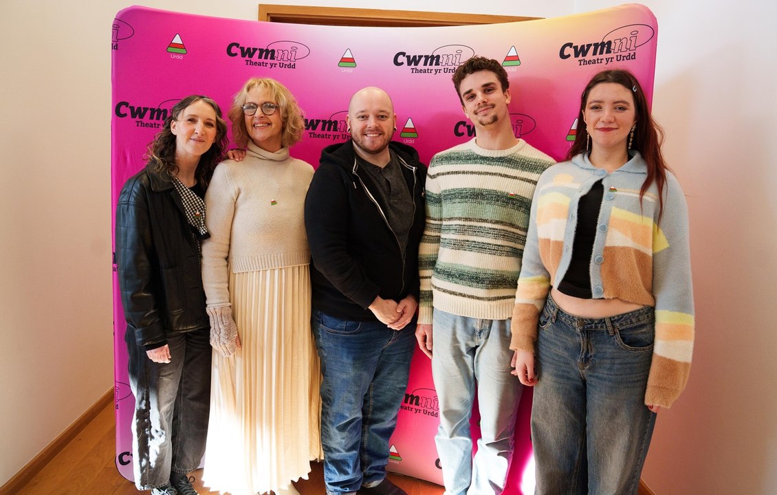 Matthew Rhys a Caryl Parry Jones yn dathlu lansio drama gerdd newydd ...