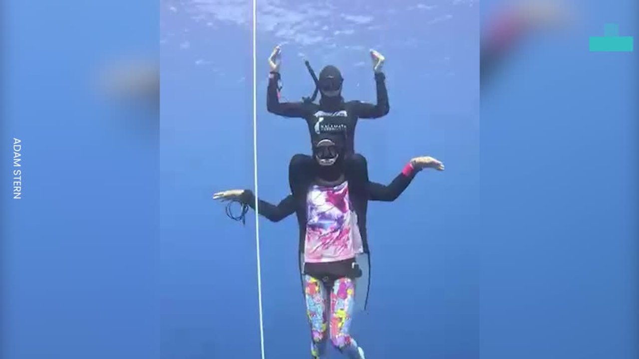 Freedivers Free-dancing on an Underwater Dance Floor - video Dailymotion