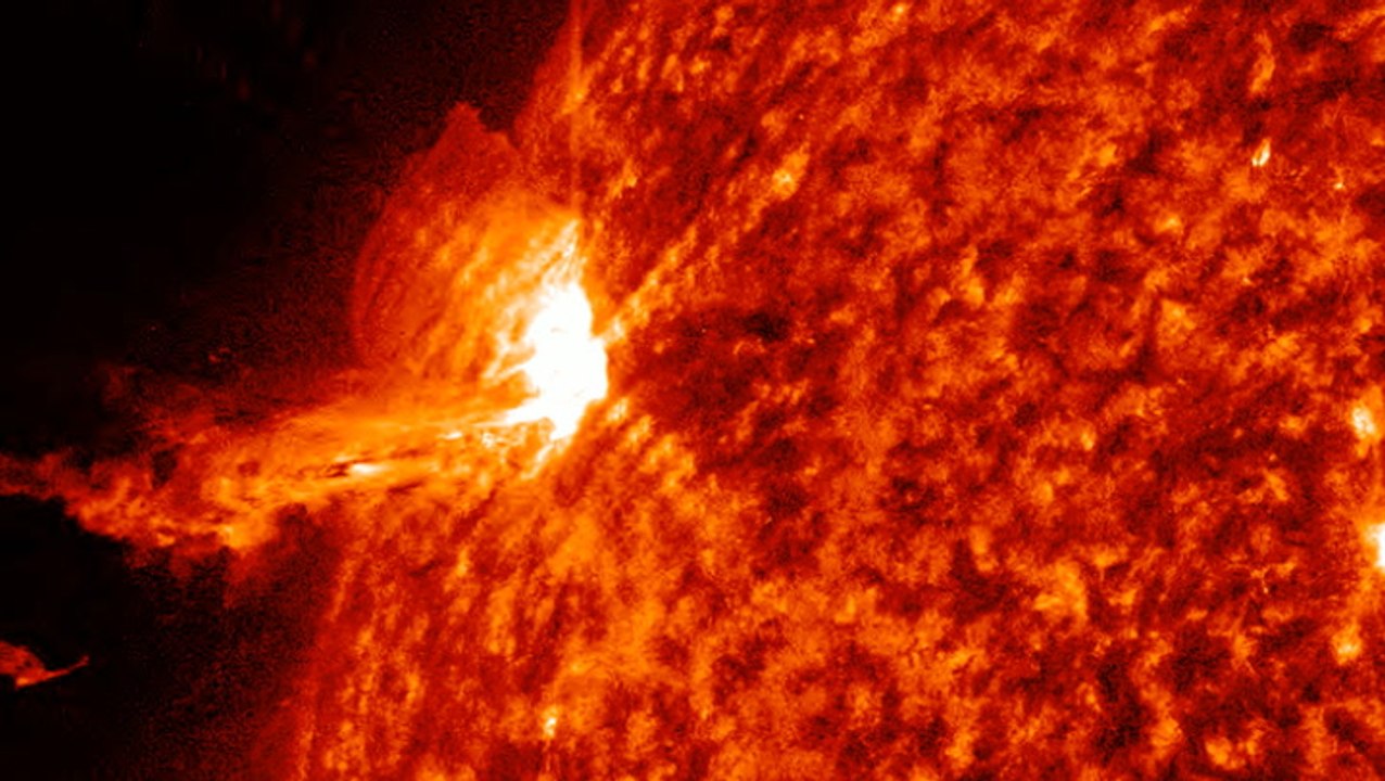 Sun Blasts X1-Class Solar Flare! See Spacecraft Footage In 4K - video ...
