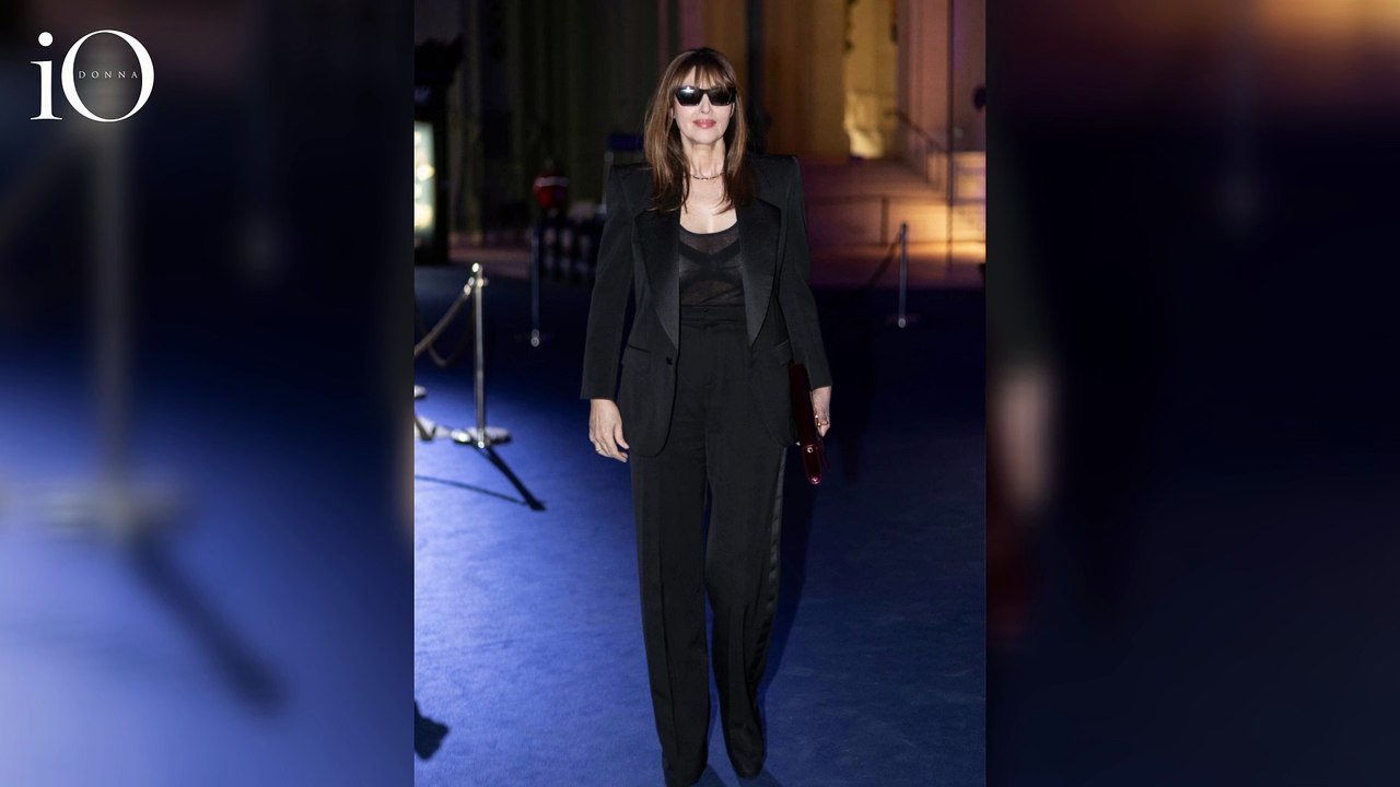Monica Bellucci, nero assoluto e seduzione al Grand Palais di Parigi ...