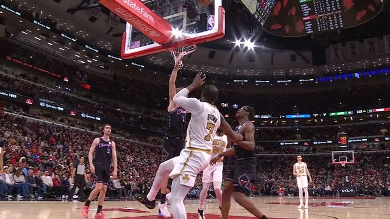 Jaylen Brown silences Chicago crowd with incredible circus shot - فيديو ...