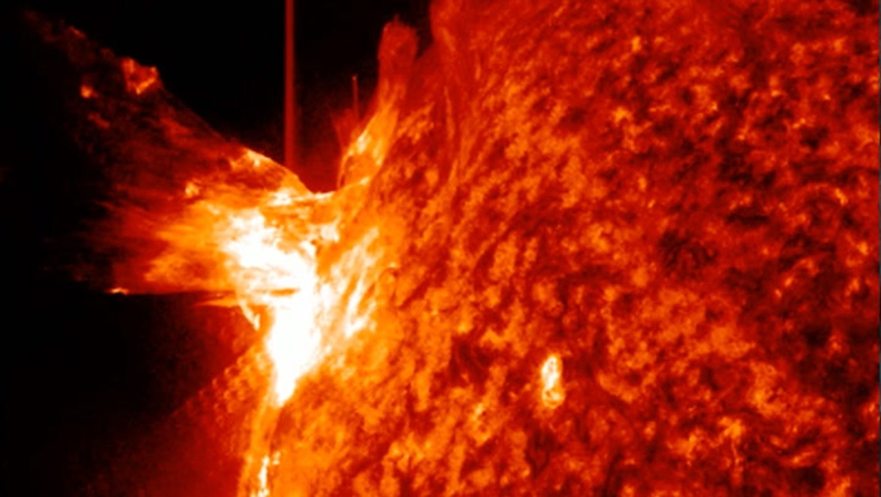 Wow! Sun Blasts Impressive X1.9-Class Solar Flare - video Dailymotion