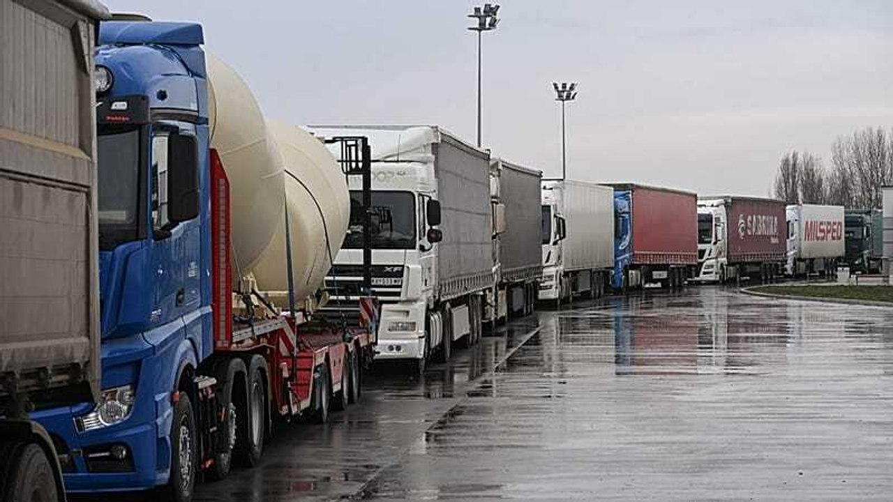 Western Balkan lorry drivers blockade EU borders over Schengen visa ...