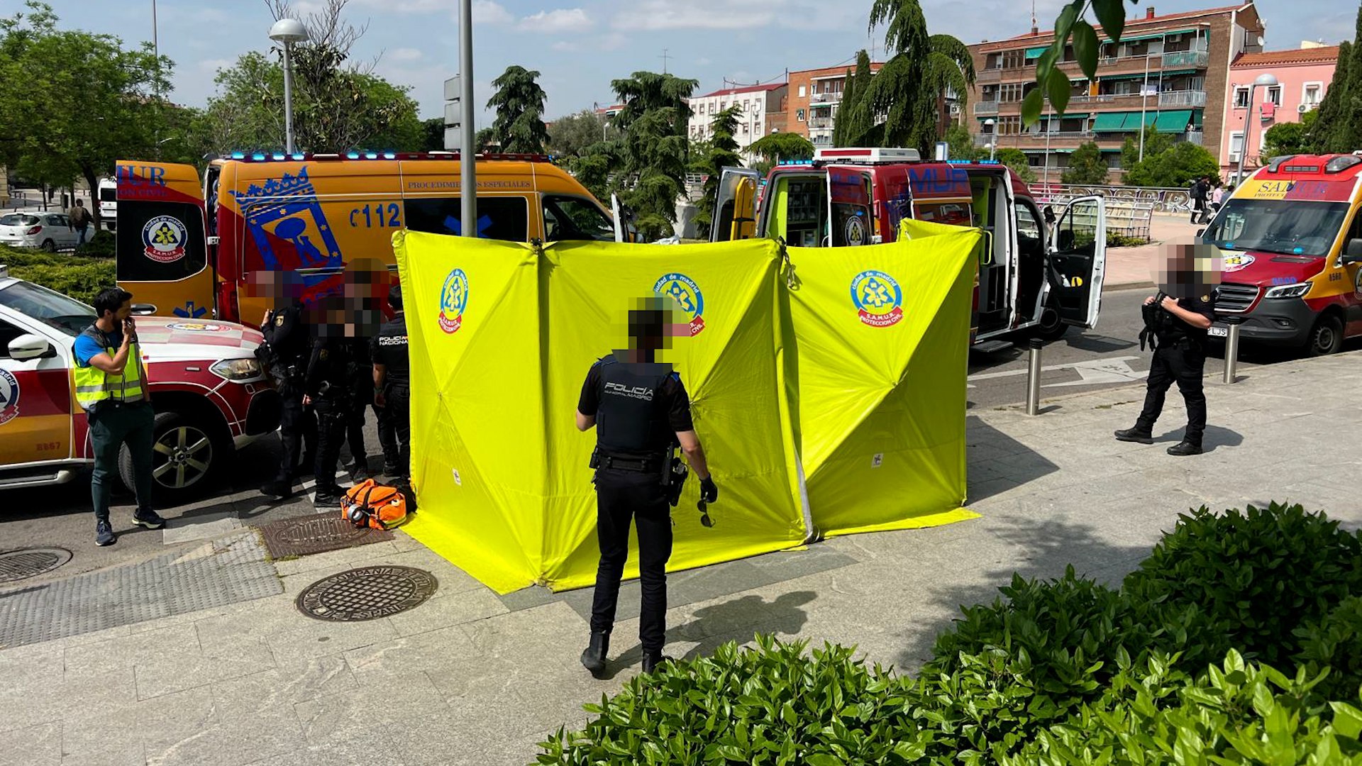 Una furgoneta es embestida por un tren y la parte por la mitad ...