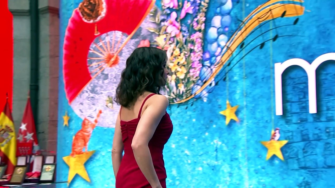 Ayuso apuesta por el color de Madrid con un espectacular vestido rojo ...