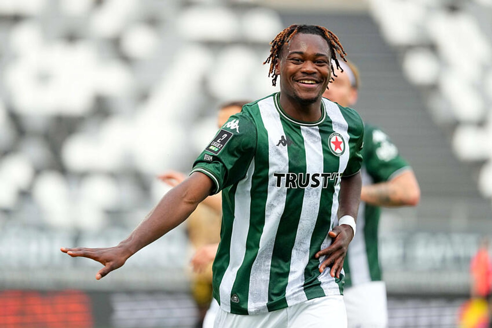 Ligue 2 : Le Red Star s’impose à Amiens et reste dans la course aux ...