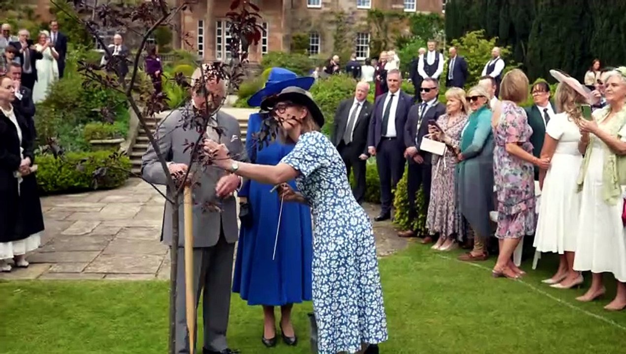 King and Queen plant tree at garden party in NI - video Dailymotion