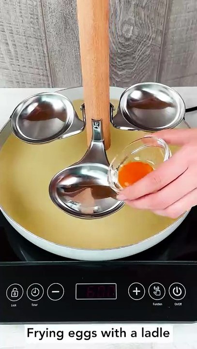 Frying eggs with a ladle - video Dailymotion