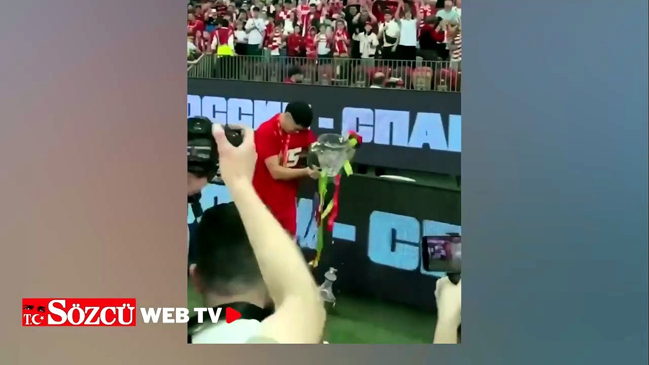 Spartak Moskova oyuncusu Pablo Solari kupayı böyle kırdı - Dailymotion ...