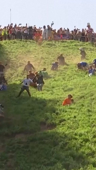 Daredevils run down hill in annual British cheese race - video Dailymotion