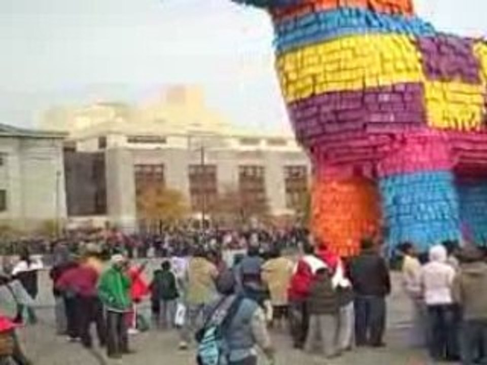 World's Largest Piñata - video Dailymotion